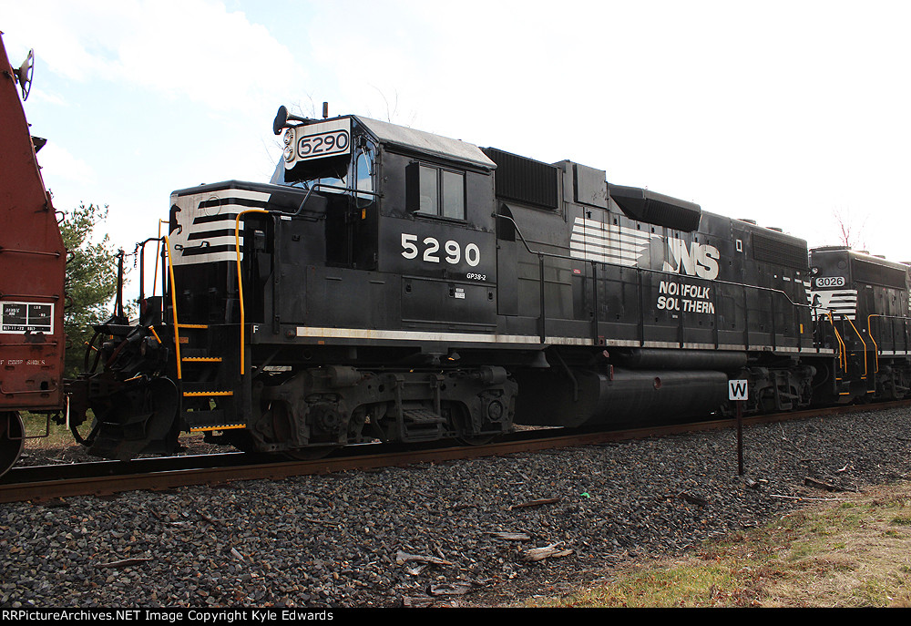 NS GP38-2 #5290 on WPCA-20